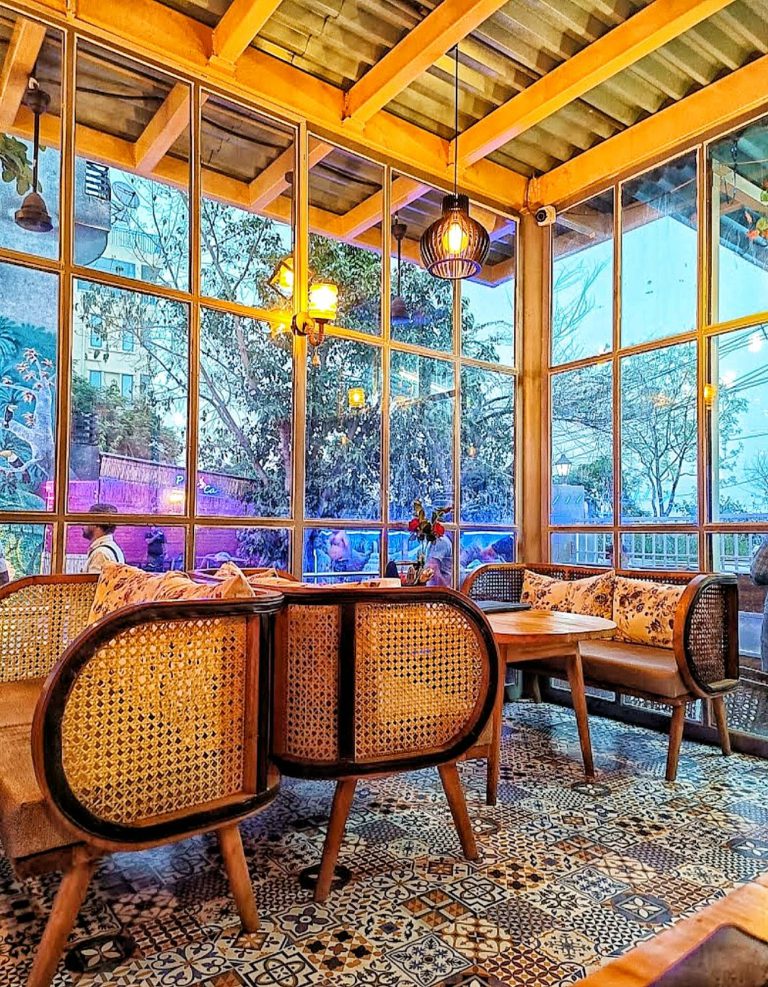 Top 9 majnu ka tila cafes | Trendswe